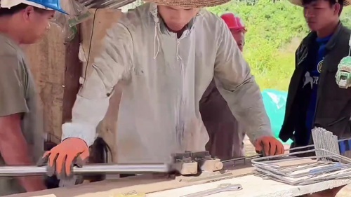 大哥从楼上下来后开始再弯曲机上进行箍筋制作