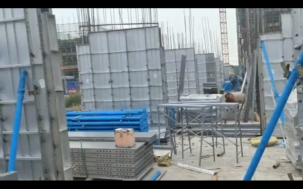 有人说铝模不剩木模,铝模快支快拆,有些项目混凝土凝固期不到,就拆模...