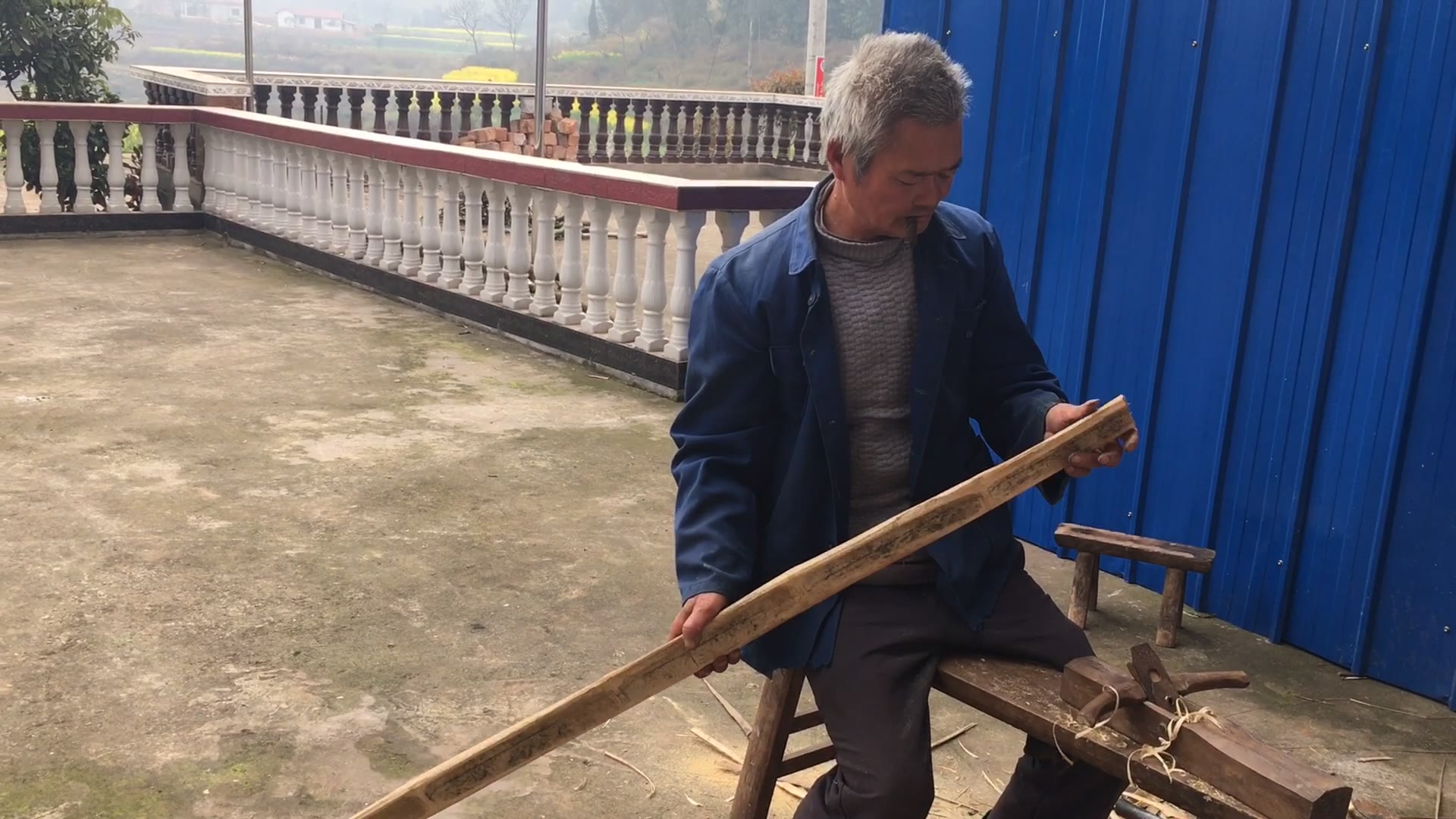 邻居让帮忙做根扁担,伯伯以前做木匠的工具又排上用场了