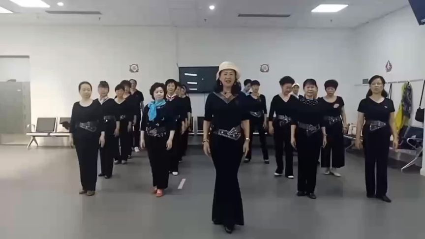 通过一个多月的训练,她们取得显著的成绩。一群自强不息