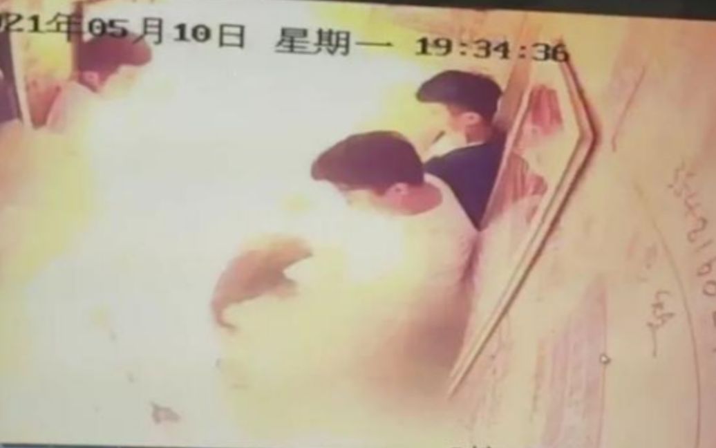 718期:电动车进电梯爆炸燃烧,老婆婆全身百分75烧伤!