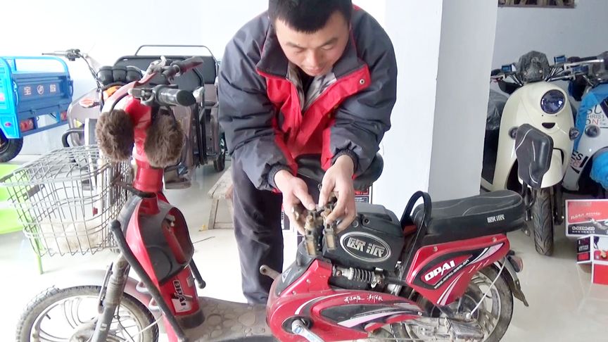电动车脚蹬子的安装方法,老师傅告诉你,以后再坏自己搞定!