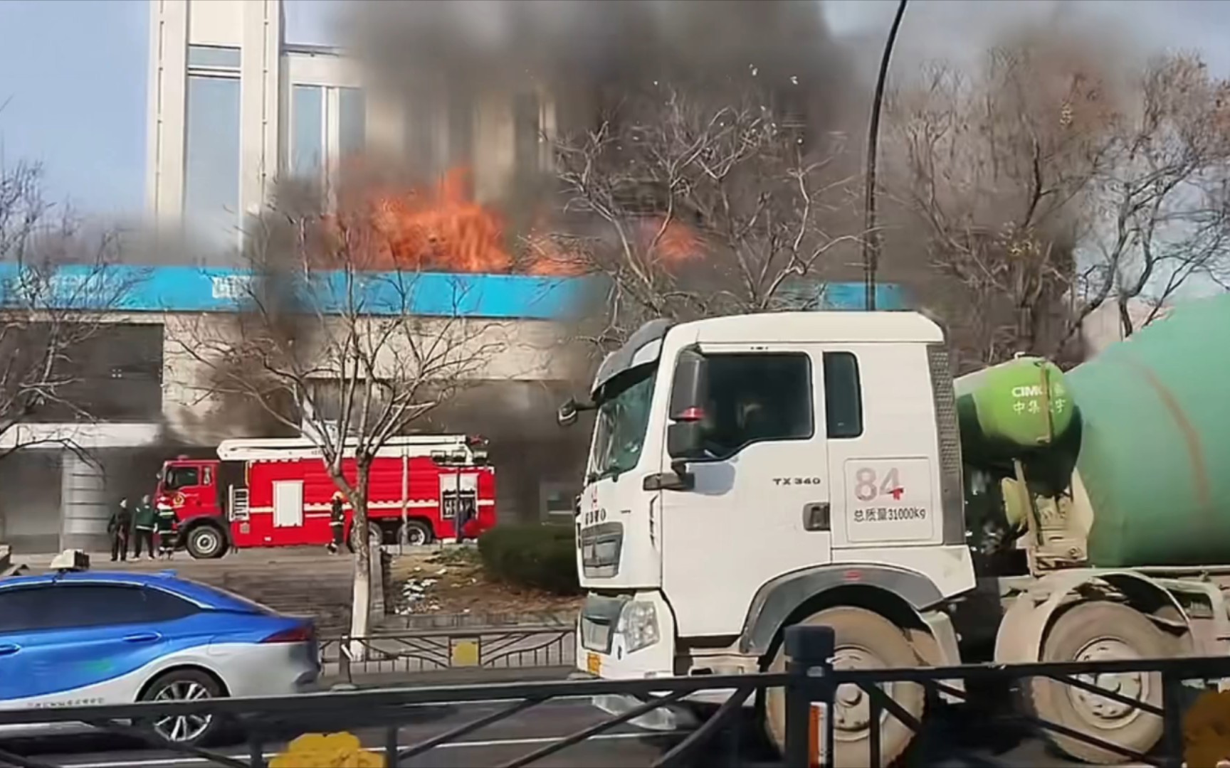 12月23日洛阳南大街中国移动大楼发生火灾