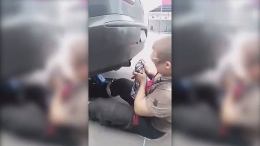 搞笑视频:男子堵住汽车排气管,结果没堵住,被喷成这个熊样子了
