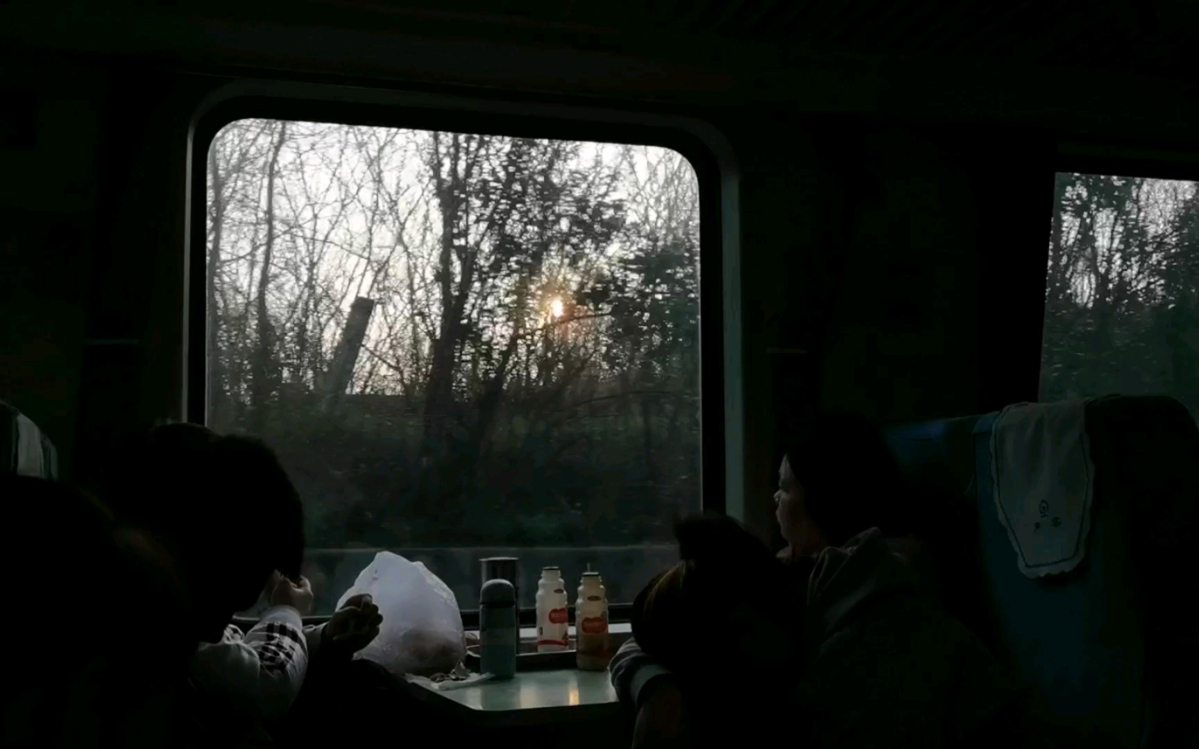 ...的时候,我一个人出门远行,这一天是我十七岁的最后一天,当我回到家,...