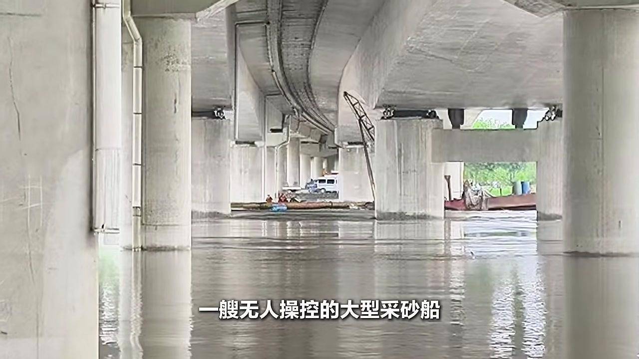 【#潮白河采砂船失控威胁铁路桥,消防驾冲锋舟15分钟逼停】连日极端...