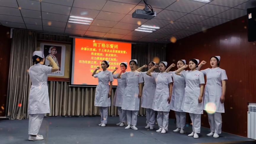 南丁格尔誓言 余谨以至诚,于上帝及众会面前宣誓:终身纯洁