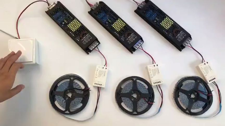 2.4G双色分段无线同步控制器。具有开灯缓亮,关灯缓灭功能