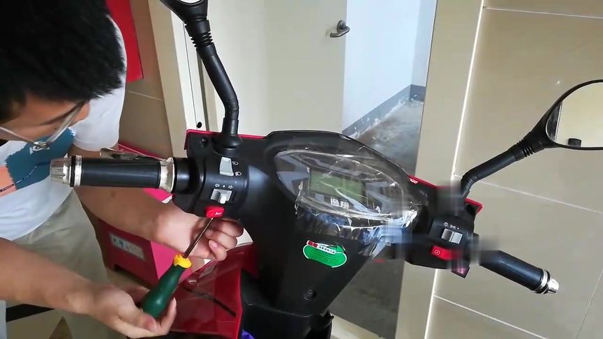 电瓶车仪表盘破了,年轻小伙自己动手,结果装好后,多了2个螺丝