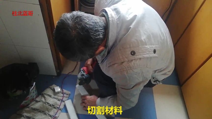 蓝哥厨房风扇坏了,请人来安装,花了150元,现在的人工费真贵啊