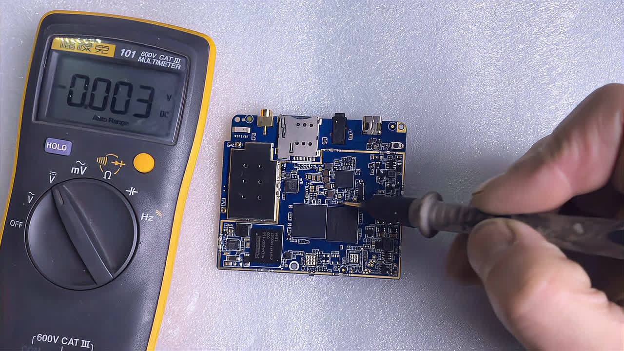 .行车记录仪,插了一下收音机的USB接口.