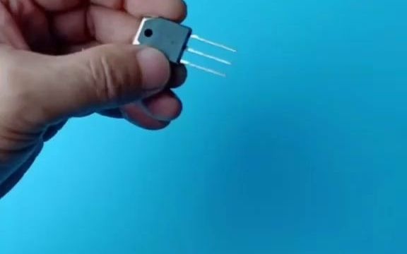 用两节电池制作线路通断检测器