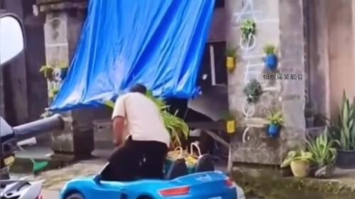 大爷开敞篷小跑车上街引围观!这造型太像玩具车了吧?