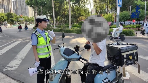 要按规定正确佩戴好安全头盔哦