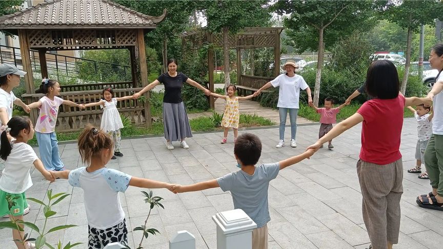 娃每天说他们小学堂早上有晨圈活动,爸爸今天终于见识到了这阵容