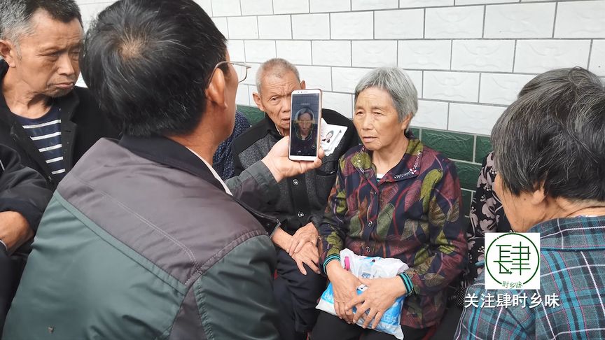 农村养老金又涨了,60岁以上老人需要手机实名认证,大妈却这么说