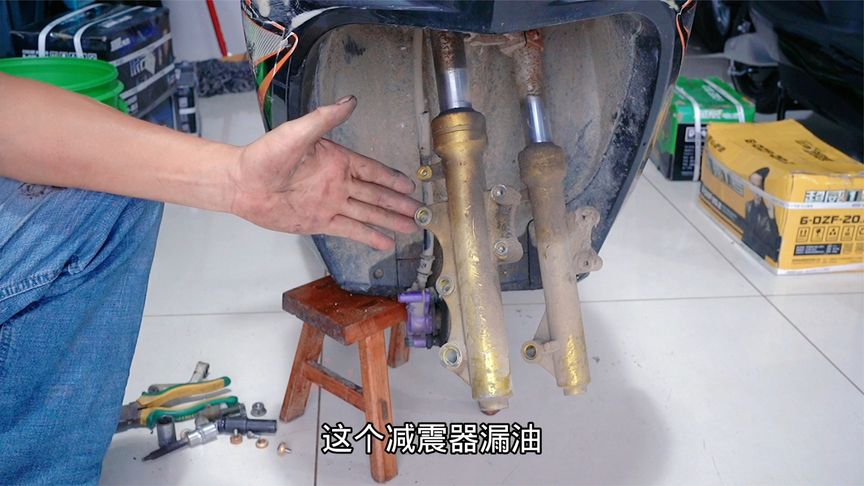 电动车减震器如何快速换油封?看完师傅操作,修车小白都会搞定