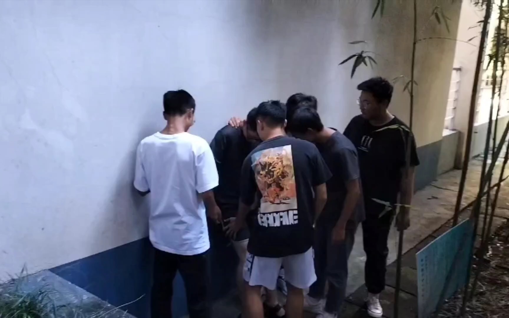 《校园欺凌小视频》