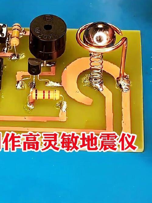 用NE555组建多谐振荡器,钢珠作为振动开关,制作地震提醒报警器