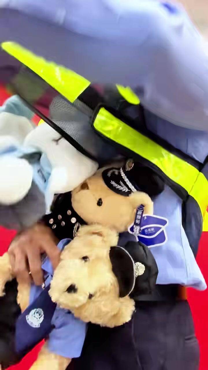 新款小熊来袭!快来拿!《"畅游海南平安守护"旅游警务主题宣传活动_...