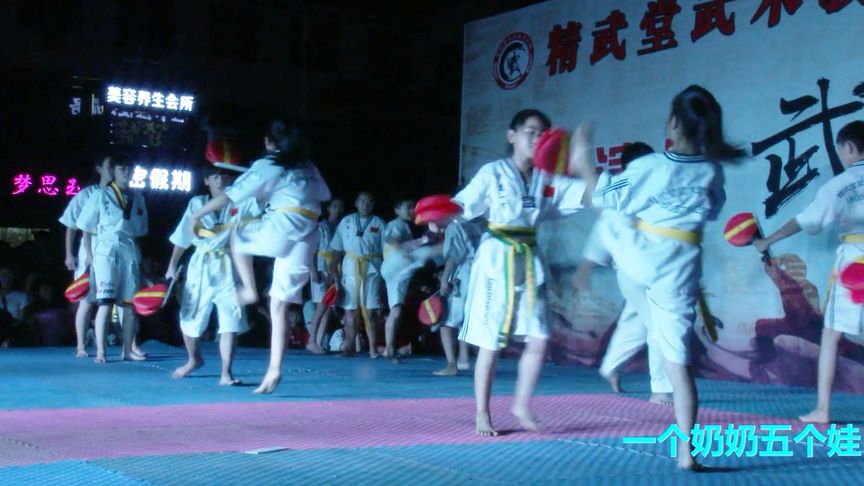 武术学校汇报演出,女生上场就没有男生什么事了,太生猛了!