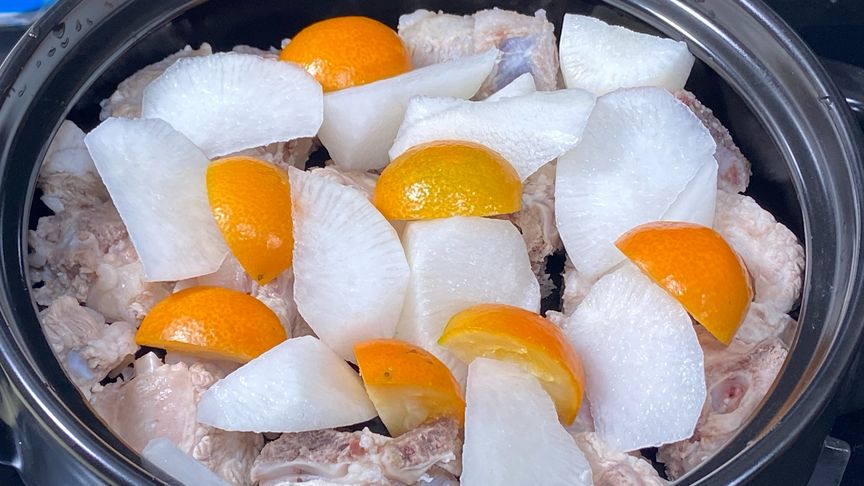 炖排骨这样做超级好吃好喝,汤鲜味美清淡不油腻。家常做法。