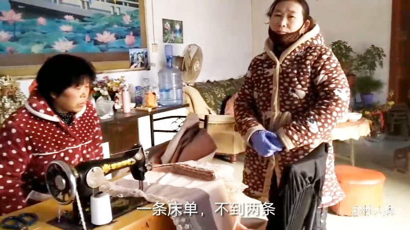 婆婆织的床单完工啦!送裁缝店加工要35元,看自己加工要多少钱?