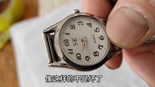 电子表不走了,不工作了,别急着扔换上一粒电子就能走了