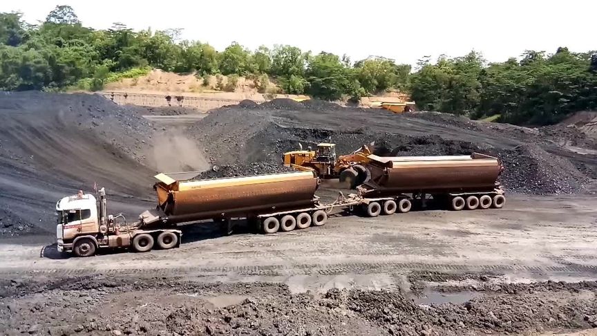 斯堪尼亚卡车来装载煤炭,运输力真强