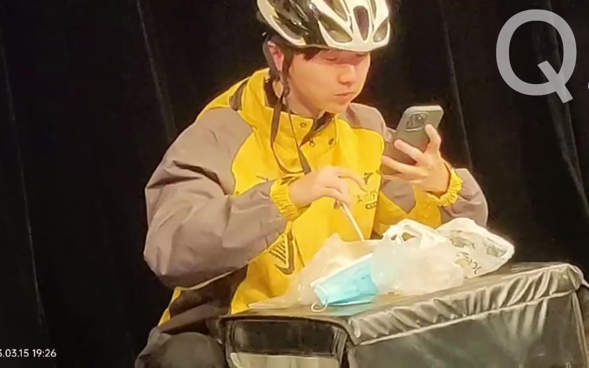 ...还忍不住亲了一口!趴在外卖箱子就开始狼吞虎咽吃起来! 糟糕 下一单...