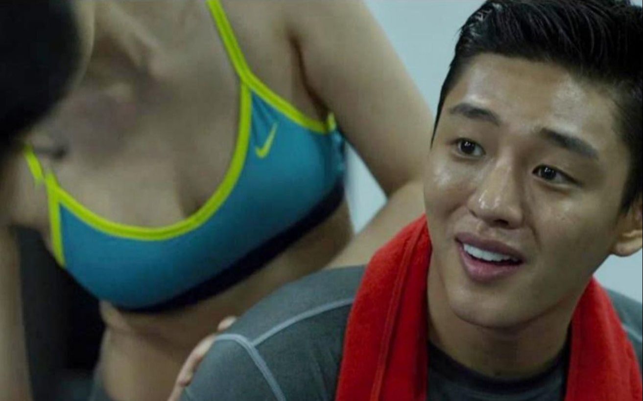 女人忍不住饥渴 和哥哥在公交车做羞羞羞的事 简直太大胆了日本电影...