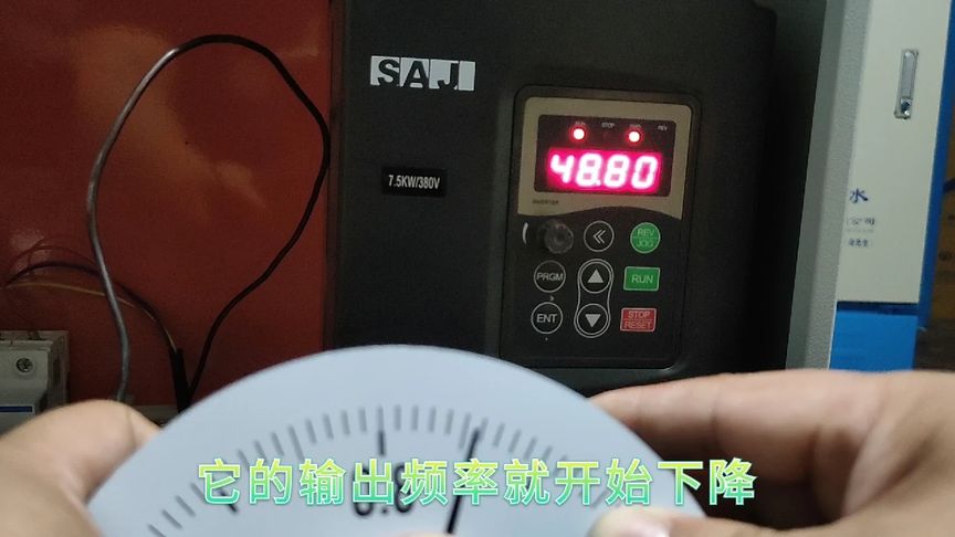 三晶8000B变频器用于一拖一恒压供水,配数码管供水控制器调试