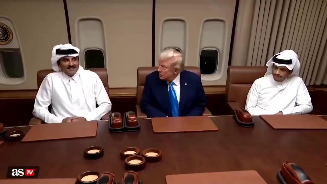 今天下午(美国东部时间),特朗普总统在空军一号上会见了卡塔尔埃米尔,...