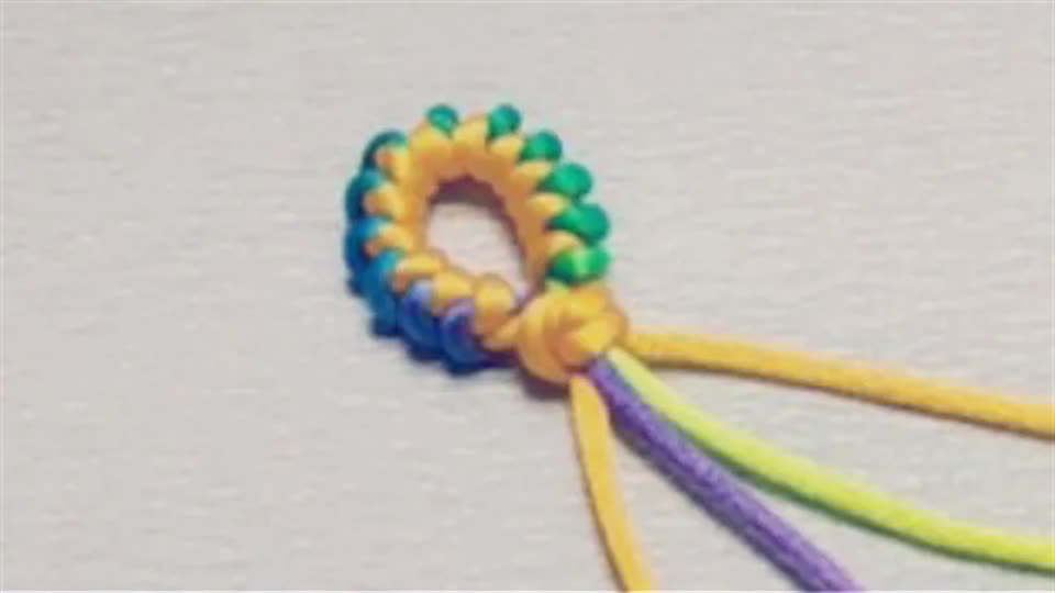 手工编绳,手绳开头用蛇结做扣眼的编织方法