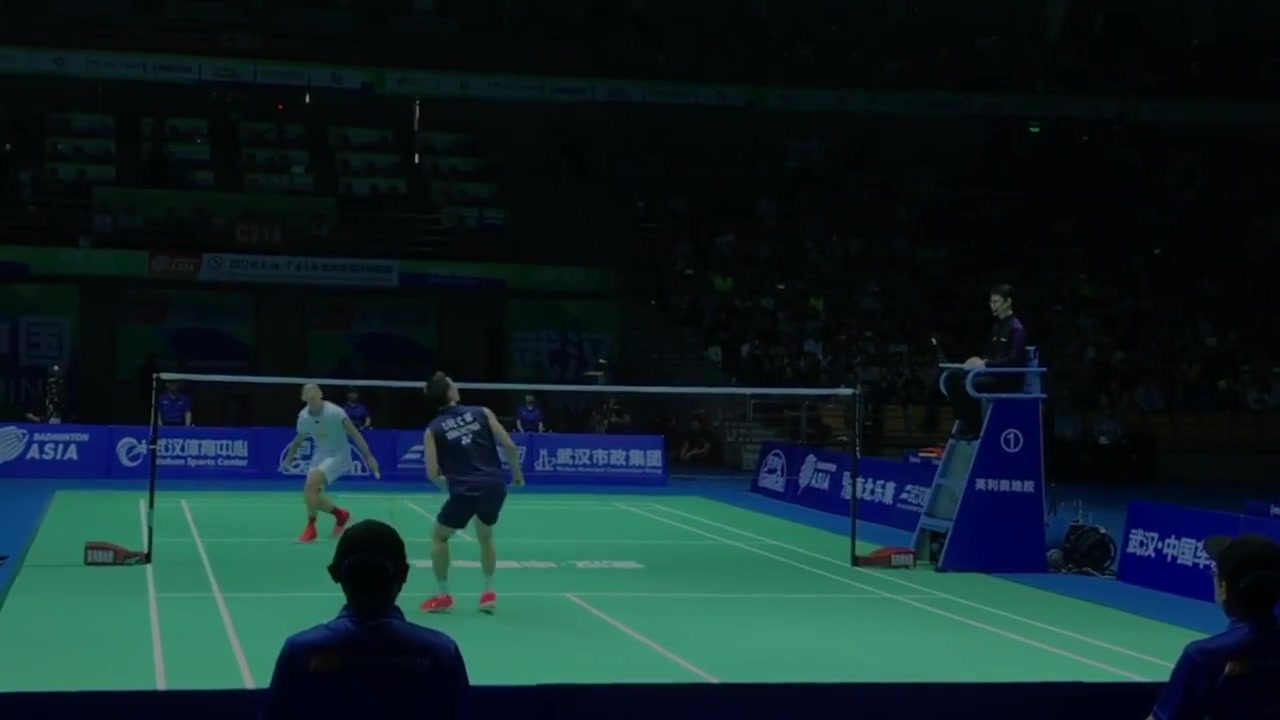 低视角(李宗伟 vs 林丹)男单 羽毛球比赛 画面有点暗~!