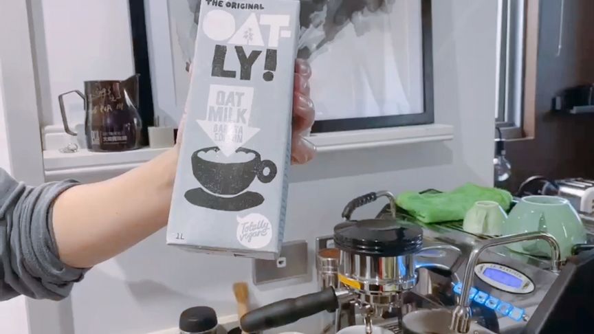 用时下流行的燕麦牛奶做一杯咖啡