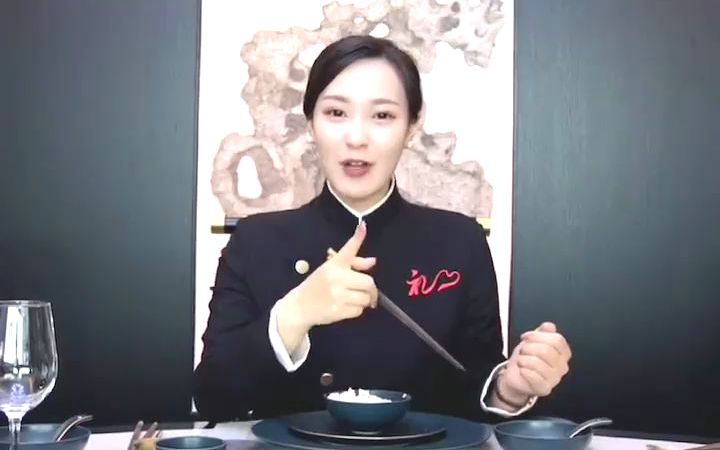 筷子礼仪的第一个禁忌 -仙人指路,用餐时不可以用筷子指人,同时也不...