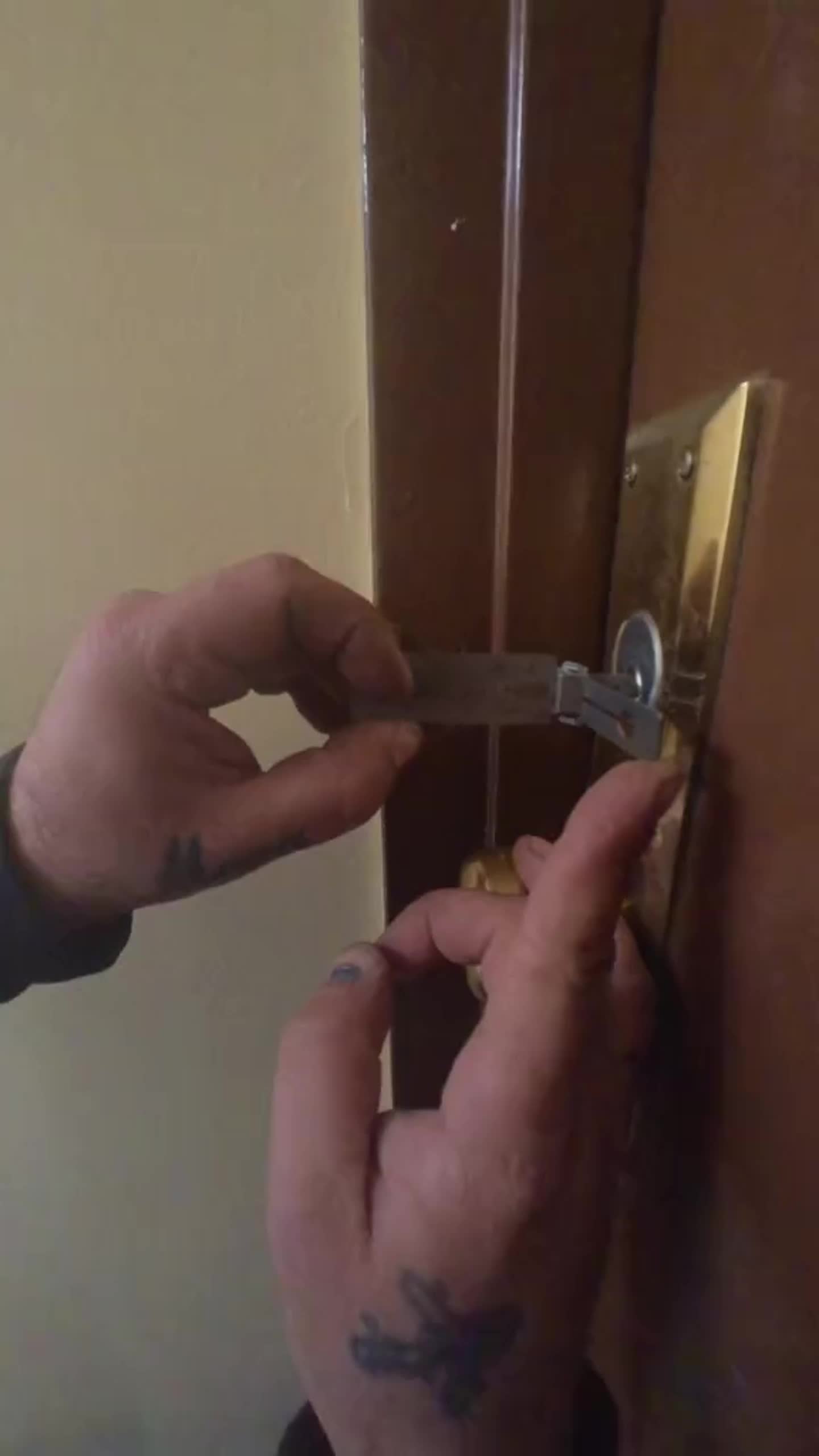 #开锁#锁匠#生活小妙招 防火门消防门定位工具使用