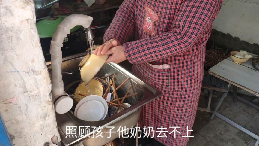 吃过饭妈妈把碗筷都放在大锅里煮煮消毒,煮了10分钟干净卫生