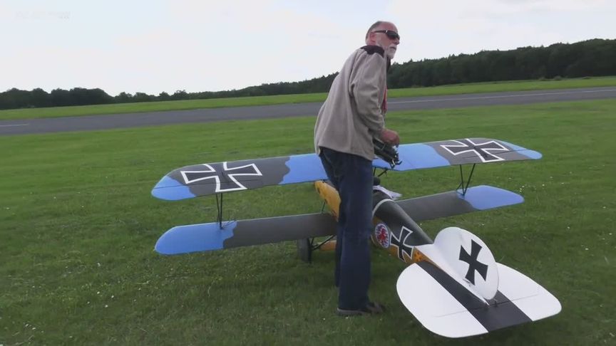遥控老式双翼飞机模型进行飞行演示