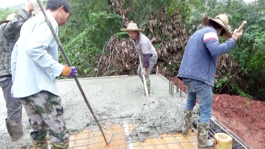 农村建房打混泥土,90平方四个小时才搞完,看师傅们做工真不容易