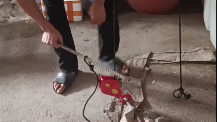 绳吊天花板,用动滑轮将自己和脚下物体拉起对滑轮受力分析 动滑轮...