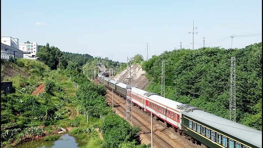 五节原色车厢,深圳东-天津K1620次列车通过赣州高新区弯道