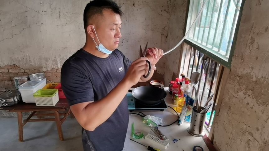 年久的老插座存在安全隐患,差点烧坏电磁炉,亡羊补牢赶快换掉