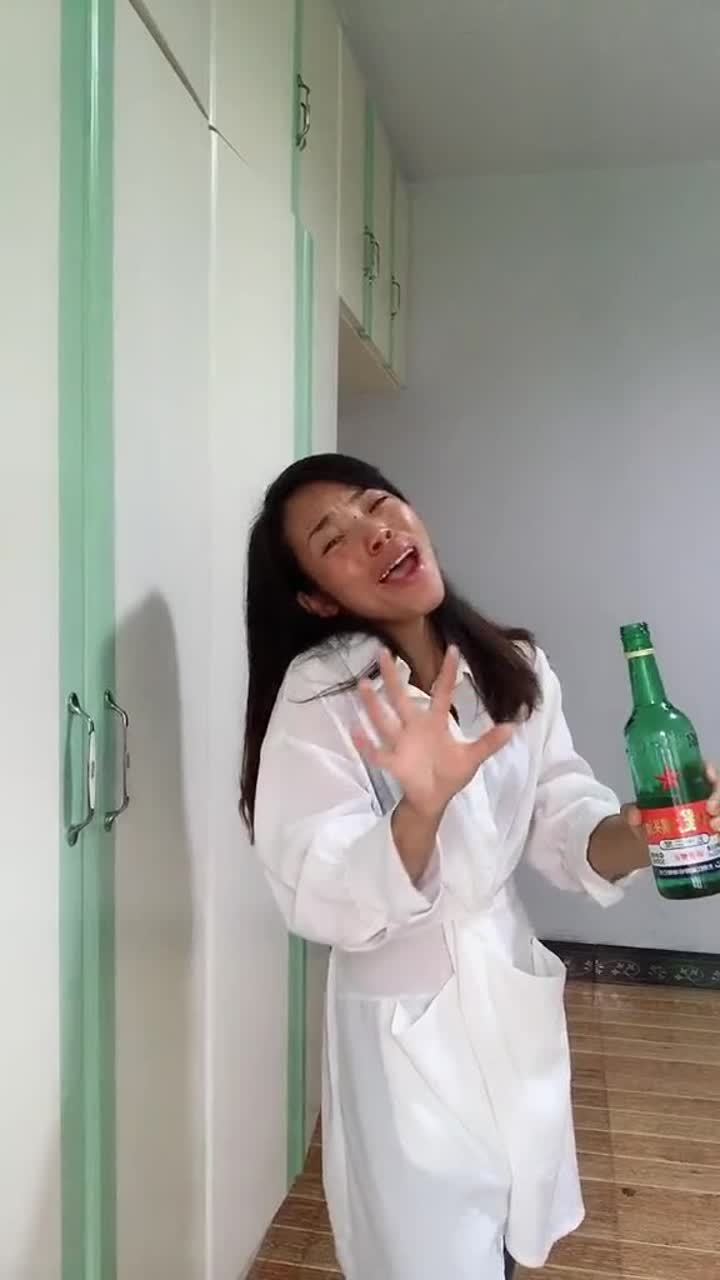 拍着拍着真的流泪了,看着自己拍的伤心视频,看一回哭一回