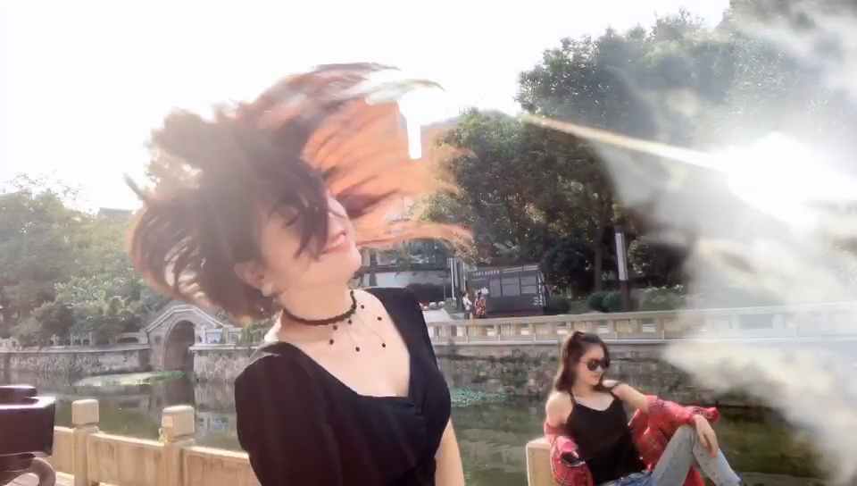 怎么可能让@CSGO解说蜜桃 独自美丽呢