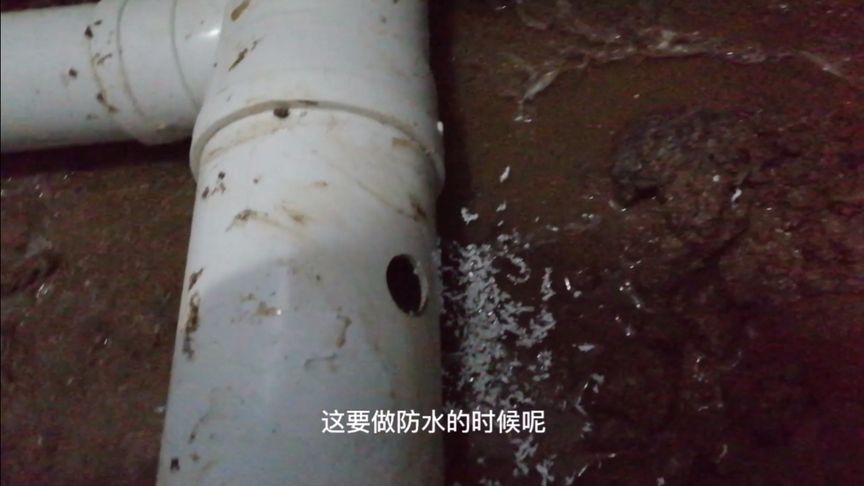 卫生间排水安装全过程,很多人不明白,为什么在排水管上开几个孔