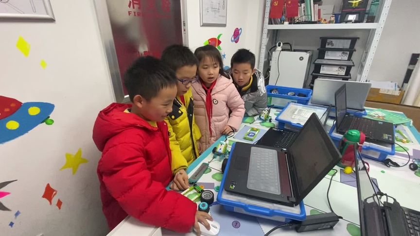 #少儿编程 #机器人教育 娃们自己使用弹簧测力计测量拉力