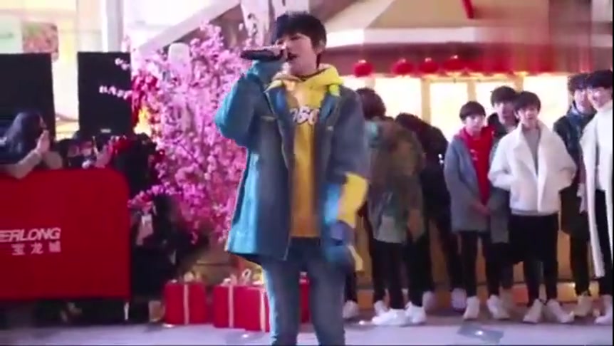TF家族上海路演宋亚轩演唱《赤裸裸》,天生歌者到哪都是舞台