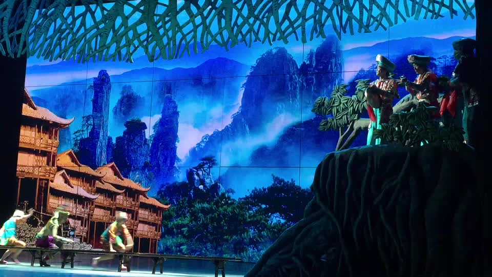 震撼演出“烟雨张家界”